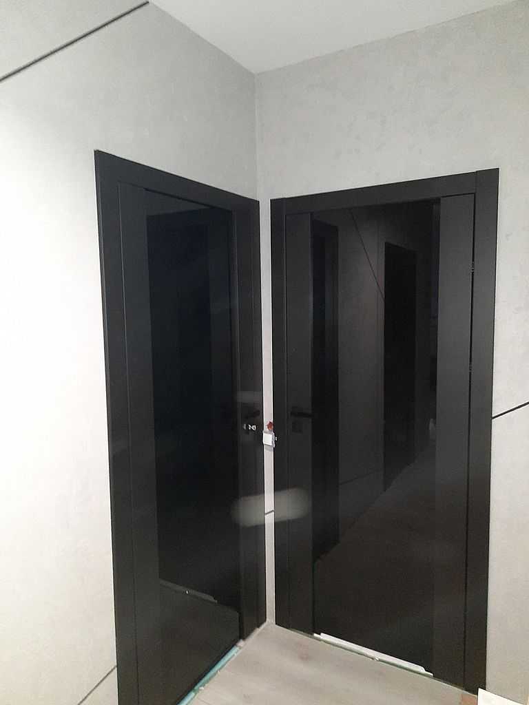 Drzwi z czarną szybą | Skrzydła z kolekcji Barański Optimo.